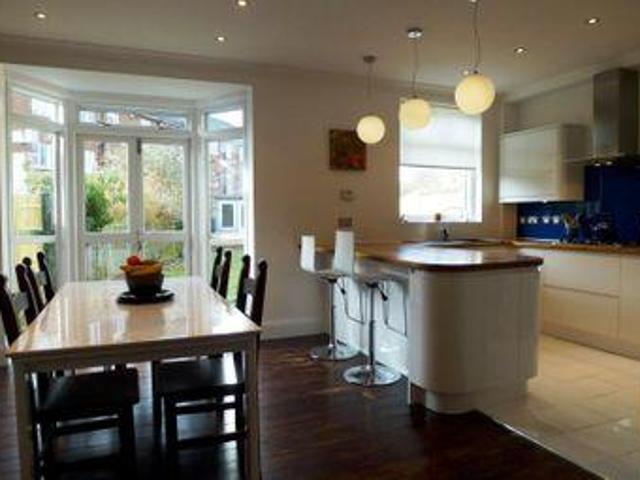 3 Bedrooms Semi detached house for rent in Rothbury Road, Hove BN3