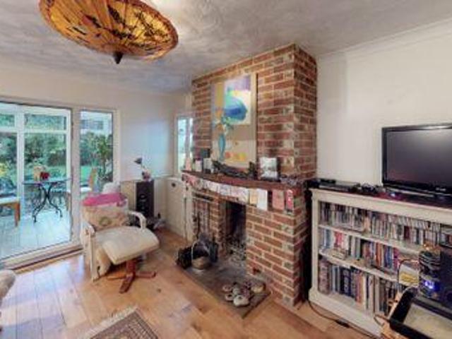 3 Bedrooms Semi detached house for rent in Roman Way, Farnham GU9