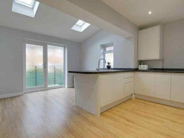 3 Bedrooms Semi detached house for rent in Woodlands Drive, Harrogate HG2
