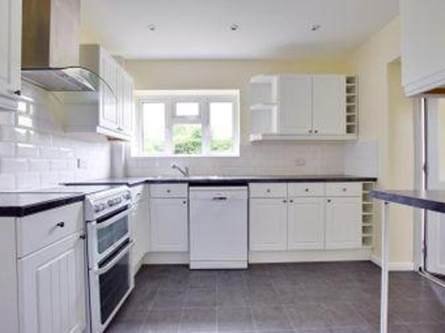 3 Bedrooms Semi detached house for rent in Worcester Road, Uxbridge, Middlesex UB8