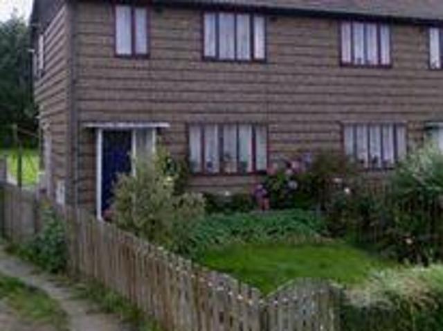 3 Bedrooms Semi detached house for rent in Wordsworth Drive, Oulton, Leeds LS26