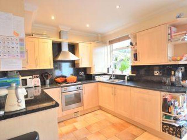 3 Bedrooms Semi detached house for rent in Walsingham Road, London CR4