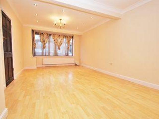 3 Bedrooms Semi detached house for rent in Wentworth Crescent, Hayes UB3