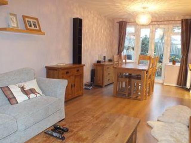 3 Bedrooms Semi detached house for rent in West Park Close, Leeds LS8