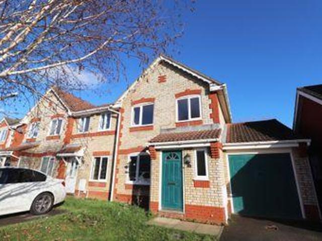 3 Bedrooms Semi detached house for rent in Whitby Close, Farnborough GU14