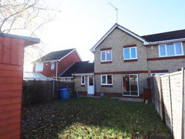 3 Bedrooms Semi detached house for rent in Whitby Close, Farnborough GU14