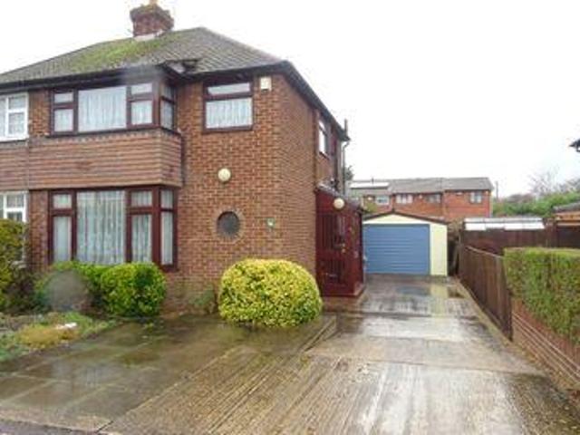 3 Bedrooms Semi detached house for rent in Whitefield Avenue, Luton LU3