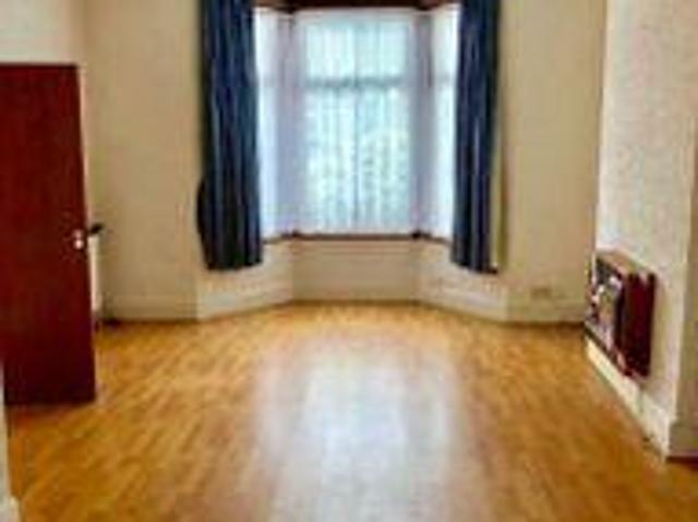 3 Bedrooms Semi detached house for rent in Thorold Road, Ilford, Essex IG1