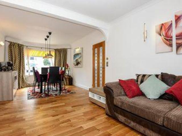 3 Bedrooms Semi detached house for rent in Vivian Close, Watford WD19