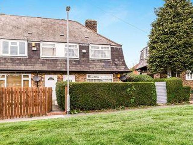 3 Bedrooms Semi detached house for rent in York Road, Leeds LS14