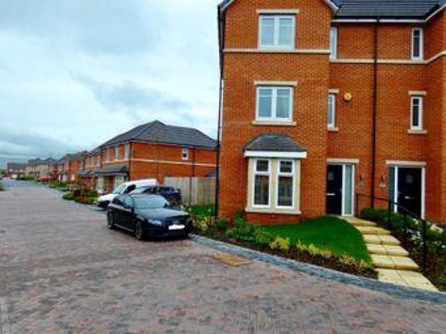 3 Bedrooms Semi detached house for sale in Cotham Drive, Wakefield WF2
