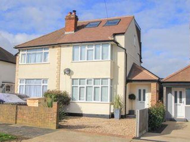 3 Bedrooms Semi detached house for sale in Cedarcroft Road, Chessington KT9