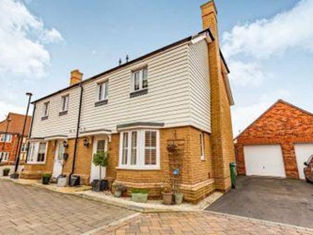 3 Bedrooms Semi detached house for sale in Centurion Close, Billingshurst RH14