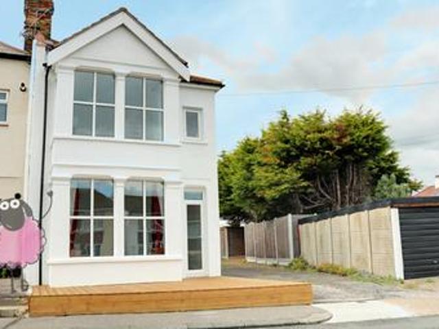 3 Bedrooms Semi detached house for sale in Church Road, Shoeburyness, Southend On Sea SS3