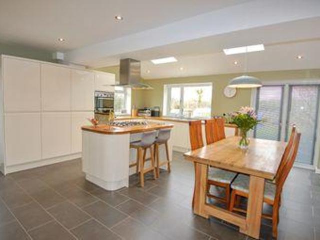 3 Bedrooms Semi detached house for sale in Chapel Street, Netherton, Huddersfield HD4