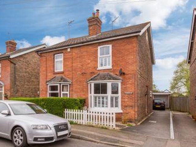 3 Bedrooms Semi detached house for sale in Charlesfield Road, Horley, Surrey RH6