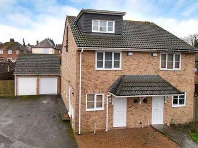 3 Bedrooms Semi detached house for sale in Chatsworth Drive, Sittingbourne, Kent ME10