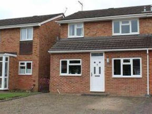 3 Bedrooms Semi detached house for sale in Chatsworth Road, Farnborough GU14