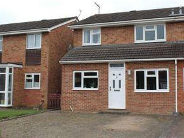 3 Bedrooms Semi detached house for sale in Chatsworth Road, Farnborough GU14