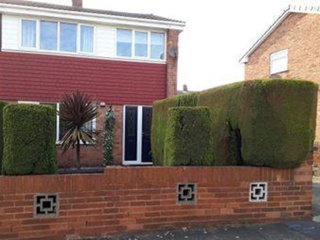 3 Bedrooms Semi detached house for sale in Chequerfield Close, Whitwood, Castleford WF10