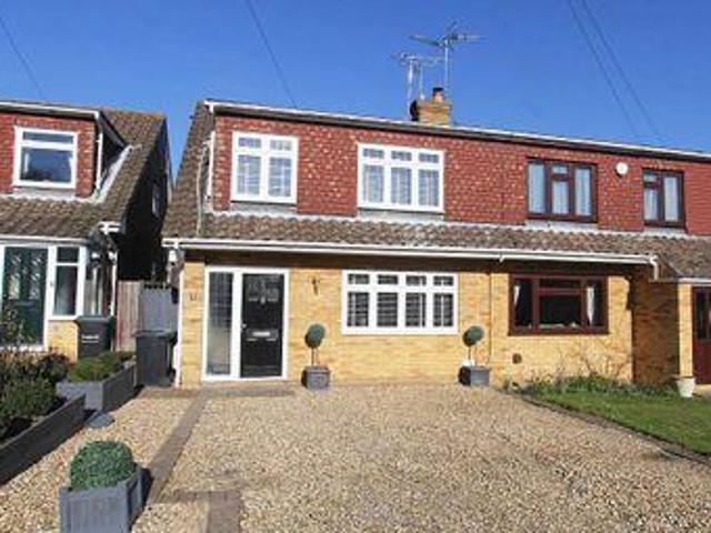 3 Bedrooms Semi detached house for sale in Chequers Close, Istead Rise, Gravesend, Kent DA13