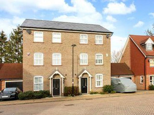 3 Bedrooms Semi detached house for sale in Chilworth Way, Sherfield Park, Hook RG27