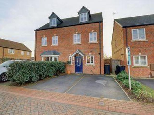 3 Bedrooms Semi detached house for sale in Clarke Avenue, Dinnington, Sheffield S25