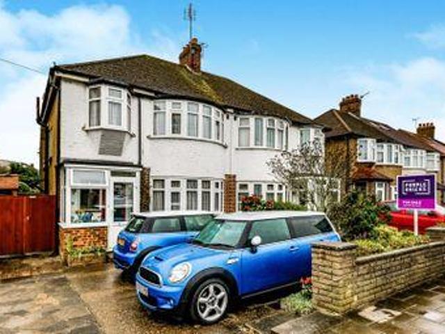 3 Bedrooms Semi detached house for sale in Clayton Road, Chessington KT9