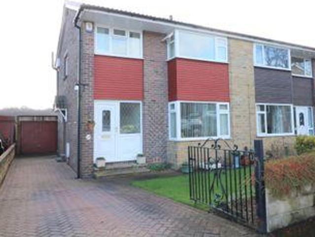 3 Bedrooms Semi detached house for sale in Close Lea Way, Rastrick, Brighouse HD6