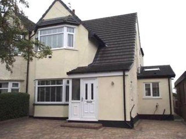 3 Bedrooms Semi detached house for sale in Crow Hill North, Middleton, Manchester, Greater Manchester M24