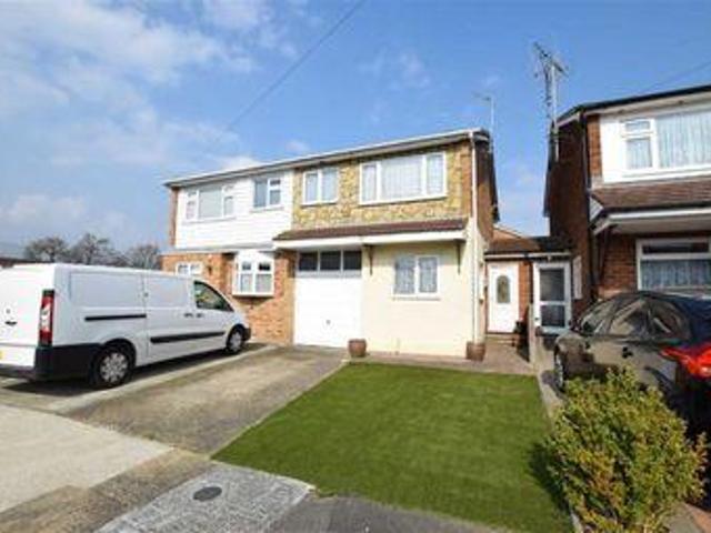 3 Bedrooms Semi detached house for sale in Andrew Close, Stanford Le Hope, Essex SS17