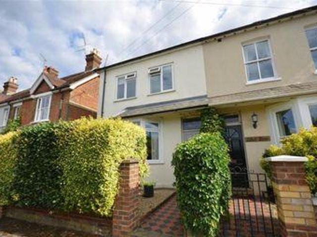 3 Bedrooms Semi detached house for sale in Alfred Road, Farnham GU9