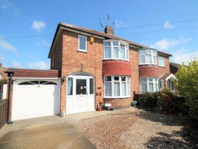 3 Bedrooms Semi detached house for sale in Almsford Drive, York YO26