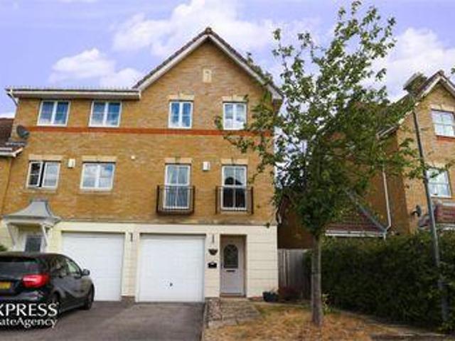 3 Bedrooms Semi detached house for sale in Arklay Close, Uxbridge, Greater London UB8