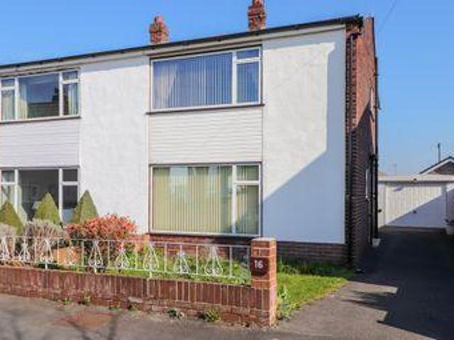 3 Bedrooms Semi detached house for sale in Ashley Close, Wrenthorpe, Wakefield WF2