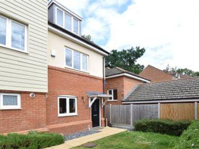 3 Bedrooms Semi detached house for sale in Aurora Close, Watford, Hertfordshire WD25