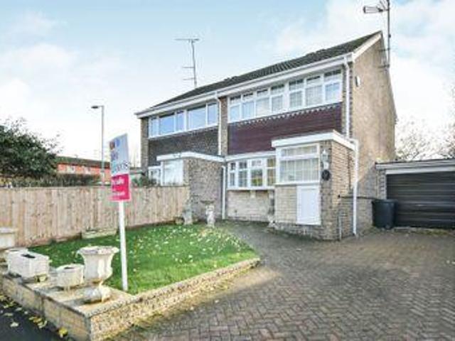 3 Bedrooms Semi detached house for sale in Barra Close, Highworth, Swindon SN6