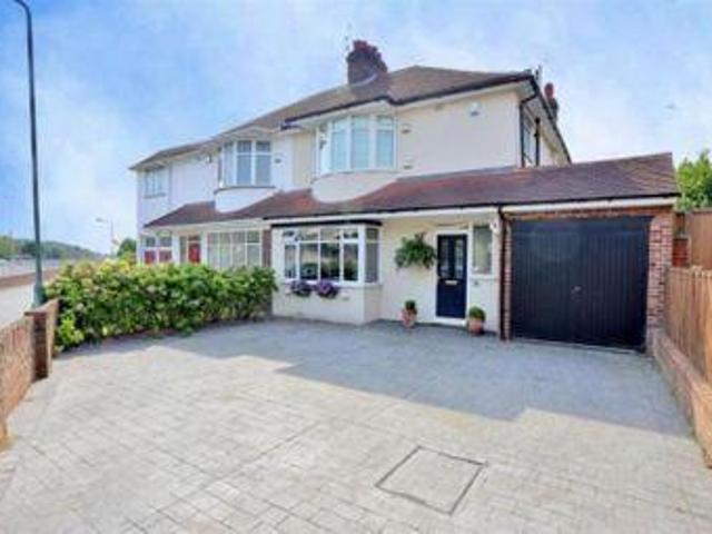 3 Bedrooms Semi detached house for sale in Basing Drive, Bexley DA5