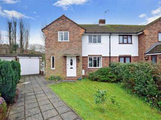 3 Bedrooms Semi detached house for sale in Benhams Close, Horley, Surrey RH6