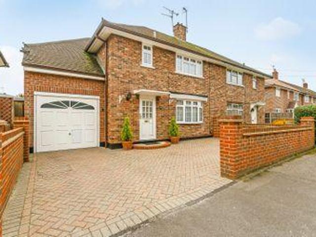 3 Bedrooms Semi detached house for sale in Bracken Way, Chobham, Woking GU24
