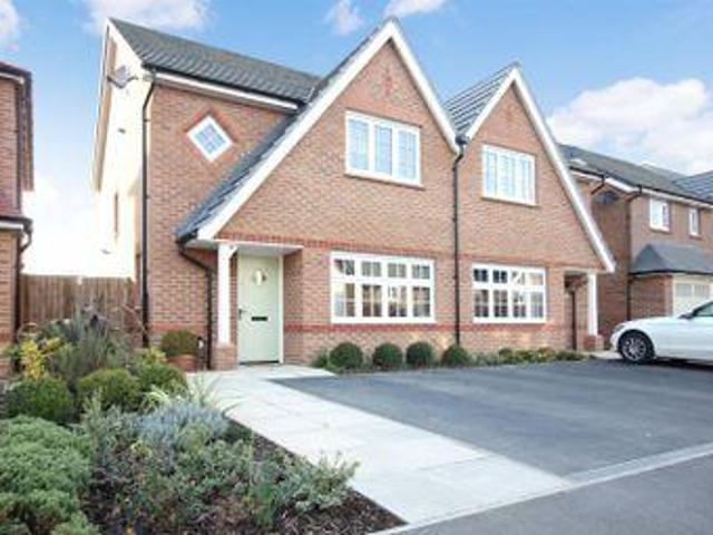 3 Bedrooms Semi detached house for sale in Bramley Walk, Sherburn In Elmet, Leeds LS25