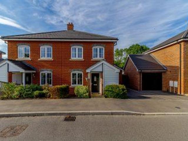 3 Bedrooms Semi detached house for sale in Bramley Drive, Hook RG27