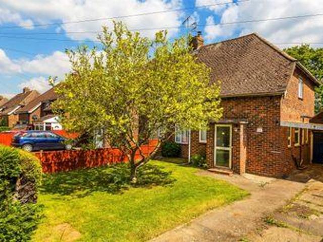 3 Bedrooms Semi detached house for sale in Bremner Avenue, Horley, Surrey RH6