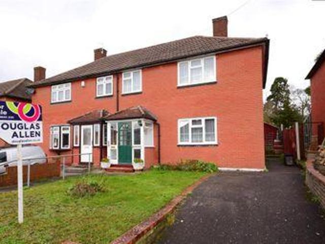 3 Bedrooms Semi detached house for sale in Brocket Way, Chigwell, Essex IG7