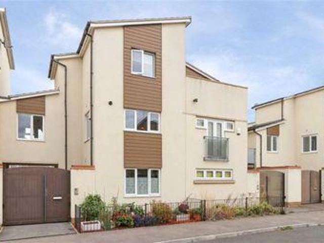 3 Bedrooms Semi detached house for sale in Butter Row, Wolverton, Milton Keynes, Bucks MK12