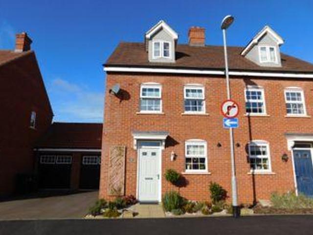 3 Bedrooms Semi detached house for sale in Buttercup Road, Stotfold, Herts SG5