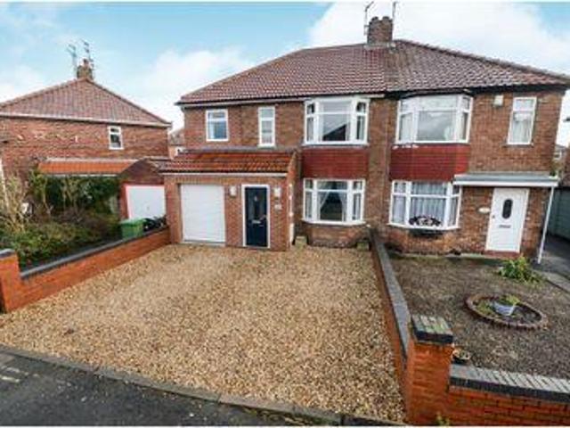3 Bedrooms Semi detached house for sale in Gillamoor Avenue, York YO31