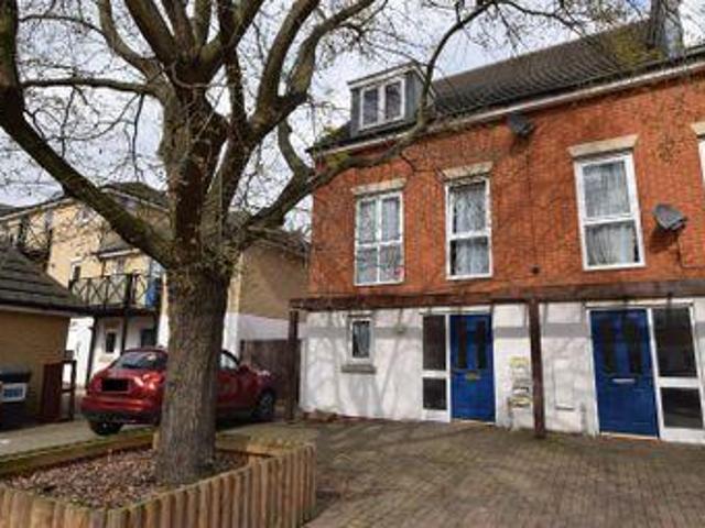 3 Bedrooms Semi detached house for sale in Glandford Way, Chadwell Heath, Romford RM6