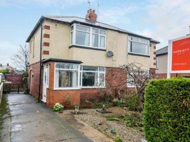 3 Bedrooms Semi detached house for sale in Grange Avenue, Yeadon, Leeds LS19