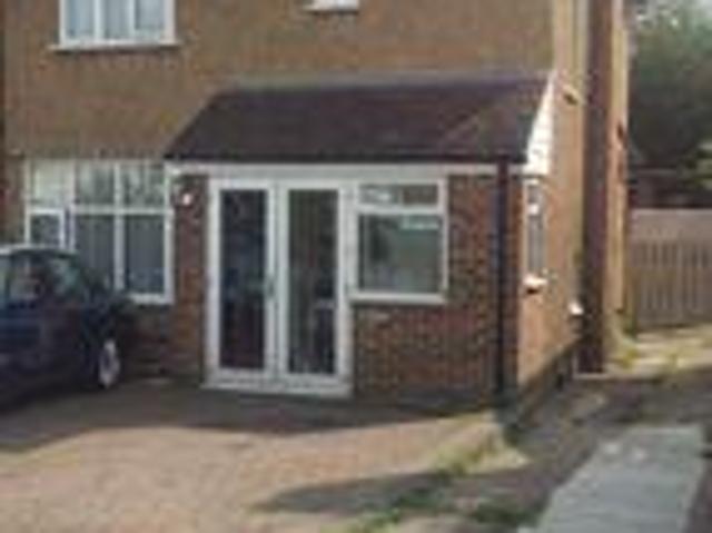3 Bedrooms Semi detached house for sale in Grange Road, Chessington, Chessington KT9